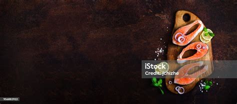 향기로운 나물 향미료 소금 레몬 나무 배경에 원시 신선한 연어 등심 건강 식품 개념 다이어트 또는 요리 단백질 제품 Copyspace입니다 배너 0명에 대한 스톡 사진 및