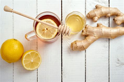 생강과 꿀 오래 된 나무 테이블에 레몬 맛 있는 뜨거운 차 평면도 건강관리와 의술에 대한 스톡 사진 및 기타 이미지 건강관리와 의술 건강한 식생활 꿀 Istock
