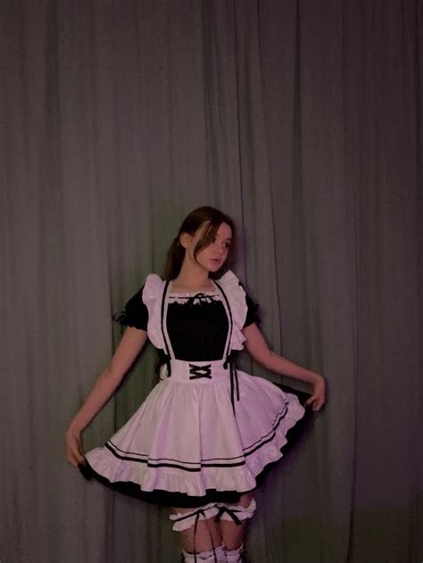 В костюме горничной