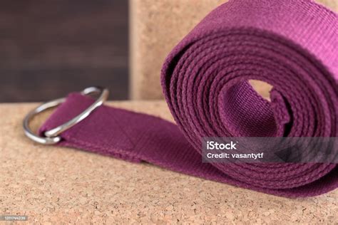 나무 바닥에 요가를하기위한 두 코르크 블록과 보라색 요가 스트랩 요가 소품 배경 개인 장식품에 대한 스톡 사진 및 기타 이미지 개인 장식품 모던 양식 배경 주제