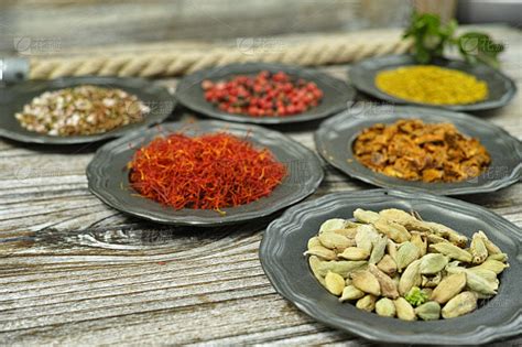 小豆蔻，红色藏红花，香料和药草在金属碗。