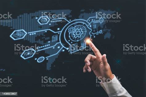 가상 아이콘을 가리키는 사업가의 손가락 성공을 위한 비즈니스 전략 개발 개념 디지털 혁신 관리 비즈니스 프로세스 워크플로 최적화