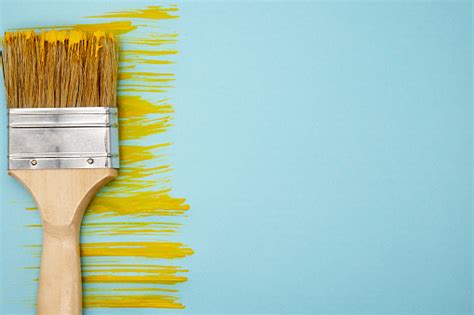 페인트와 브러시의 노란색 줄무늬 파란색 배경입니다 텍스트를 위한 공간으로 공간을 클로즈업하여 복사 갈색에 대한 스톡 사진 및 기타 이미지 Istock