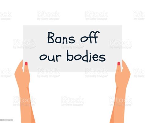 여성의 손에는 우리 몸의 금지라는 문구가 적힌 포스터가 있습니다 낙태 금지에 항의하십시오 낙태 권리를 지지하는 플래카드가 달린 무기 여성의 권리를 위한 투쟁 벡터