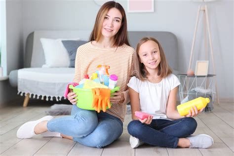 Mom Cleaning Kitchen Floor Stock Photos Free Royalty Free Stock Photos From Dreamstime