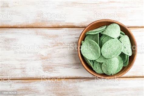 흰색 나무 배경에 나무 그릇에 녹색 감자 칩 상단 보기 복사 공간 감자 요리에 대한 스톡 사진 및 기타 이미지 감자 요리 감자 칩 건강에 좋지 않은 음식 Istock