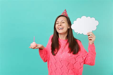 생일 모자에서 귀여운 여자 눈 보류 케이크 촛불 빈 빈 말 클라우드 연설 거품 프로 모션 콘텐츠 파란색 배경에 고립에 대 한 폐쇄 사람들의 라이프 스타일 개념입니다 복사