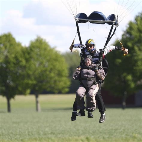 Швед эмэгтэй 103 насандаа шүхрээр үсэрч Гиннессийн номонд бичигджээ