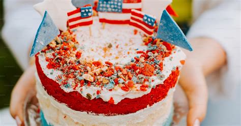 빨간색 흰색 파란색 설탕을 입힌 케이크를 들고 있는 여자 사진 Unsplash의 우리 이미지