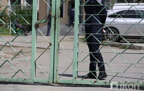 ФОТО Яруу найрагч Ц Хуланг суллахыг шаардсан иргэд шүүхийн гадна жагсаж байна