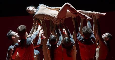 아무것도 안입고 있는 줄 헝가리 세게드 발레단의 아름다운 몸짓
