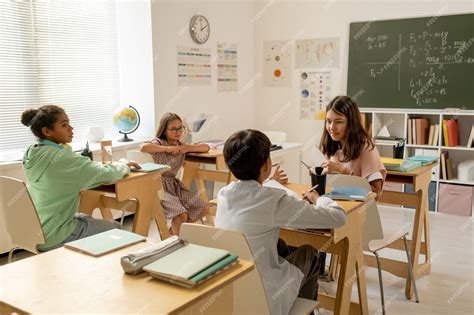 Premium Photo Group Of Intercultural Classmates Interacting At Break