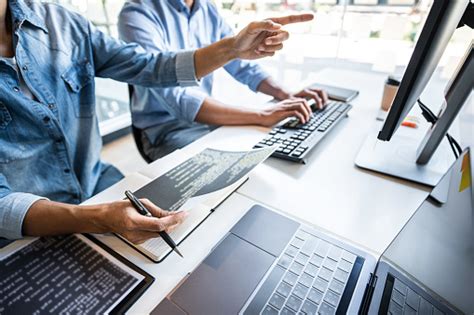 코드 작성 및 데이터 코드 기술 입력 회사에서 데스크톱 컴퓨터에서 개발 중인 소프트웨어에서 웹 사이트 프로젝트에 대한 협력