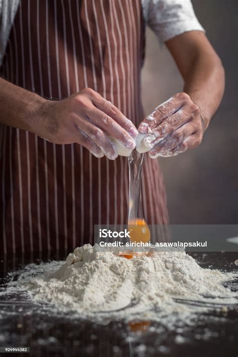 요리사 Hipster 세련 된 손으로 혼합 달걀 노 른 자 설탕과 밀가루를 만들어 빵 아름 다운 배경 가방에 대한 스톡 사진 및 기타 이미지 Istock