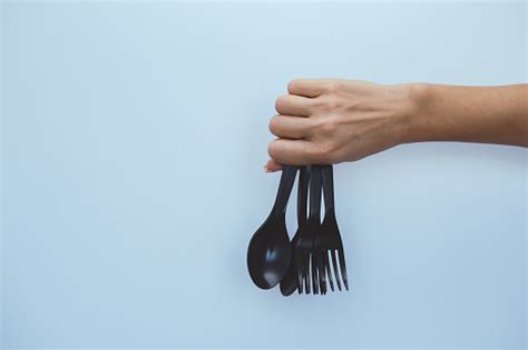 회색 배경에 고립 된 플라스틱 포크와 숟가락을 들고 있는 여성 손 레스토랑에 대한 스톡 사진 및 기타 이미지 레스토랑 사진 이미지 손 Istock
