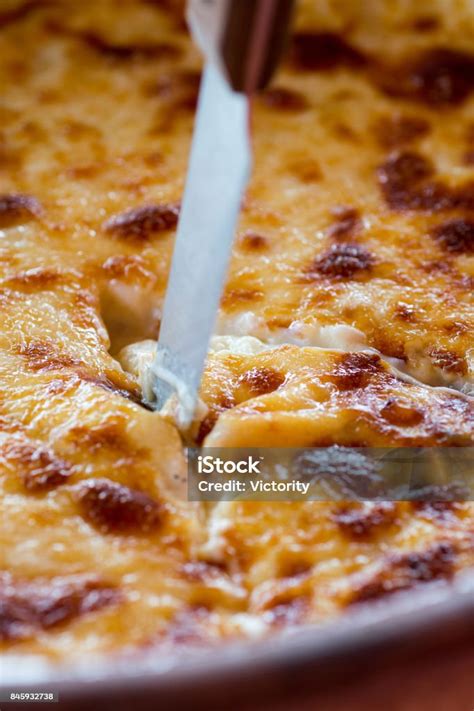 Pastitsio 전통적인 그리스 구운 쇠고기 토마토 죽은 태아의 치즈 볘 샤 멜 소스와 함께 파스타 캐 서 롤 가루로 빻은에 대한 스톡 사진 및 기타 이미지 Istock