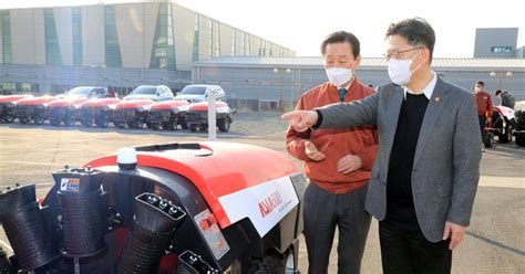 무인전기농약살포기 살펴보는 김현수 장관