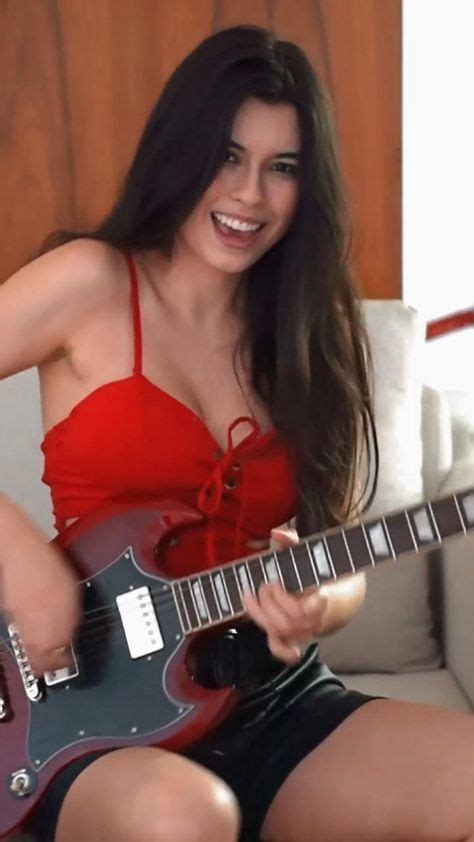 Then And Now What The Stars Of Baywatch Look Like Today Garotas Belas Mulheres Mulher