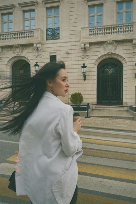 Девушка с кофе Фотосессиия на улице Фотосессия Семейные фото на улице Фотосъемка