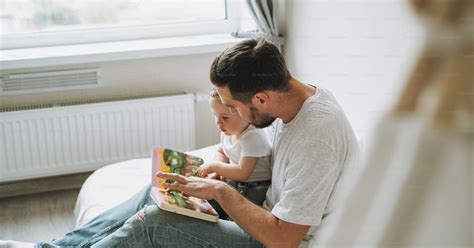 행복 한 아버지 젊은 남자와 아기 소녀 작은 딸은 집에서 어린이 방에서 책을 읽는 재미를 가지고 있습니다 사진 Unsplash의 조화 이미지