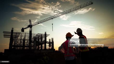 작업 크레인 건설 현장을 제어하기 위해 노트북을 사용하는 팀 엔지니어의 실루엣 건설 현장에 대한 스톡 사진 및 기타 이미지 건설 현장 건설 산업 엔지니어 Istock
