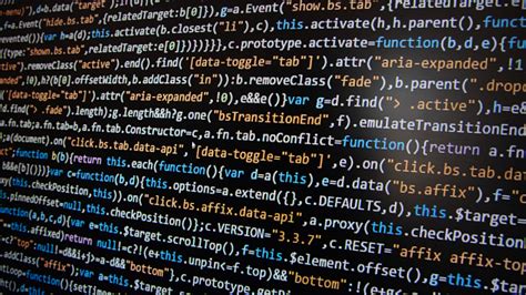 소프트웨어 개발 컴퓨터 모니터에서 코딩하는 프로그래머 클로즈업 검은색 배경에 컴퓨터 프로그램 코드입니다 고화질 사진 계획에 대한