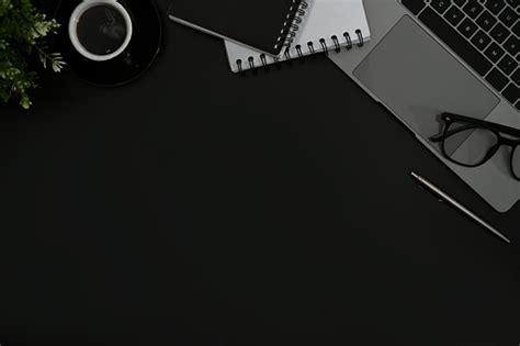 노트북 컴퓨터 커피 컵 및 검은 배경에 화분 식물 텍스트의 공간을 복사합니다 바로 위에 대한 스톡 사진 및 기타 이미지 바로