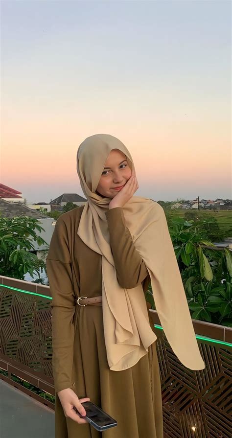 Pin oleh Fhuron Wanto di Model pakaian hijab | Model pakaian hijab, Gaya hijab, Model pakaian wanita