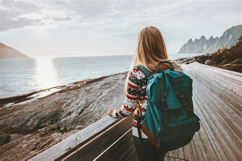 배낭 활성 라이프 스타일 어드벤처 여름 휴가 야외 항해와 노르웨이여행 보기를 즐기는 여성 관광객 감정에 대한 스톡 사진 및 기타 이미지 Istock