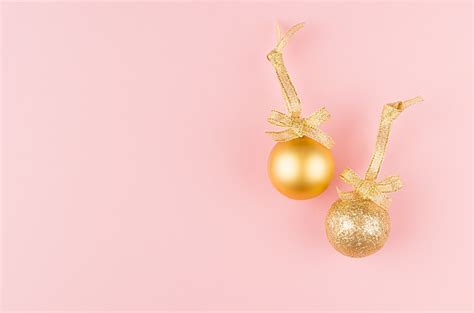 새해 현대 세련된 미니멀리즘 배경 파스텔 핑크 색상 상단보기 복사 공간에 리본 두 황금 광택과 반짝이는 공 0명에 대한 스톡 사진 및 기타 이미지 Istock