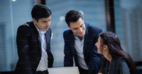 컴퓨터 온라인 비즈니스 성공 개념으로 작업하는 비즈니스 팀 사진 Unsplash의 태국 이미지