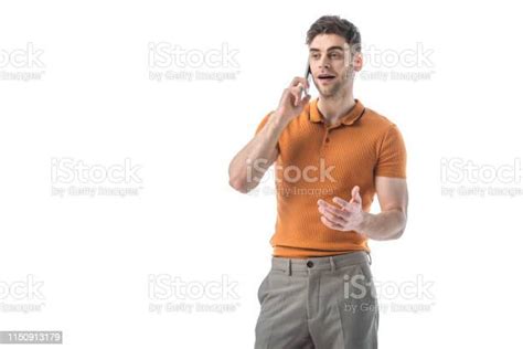스마트 폰에 이야기 하는 명랑 잘생긴 남자와 몸짓에 고립 된 흰색 명랑한에 대한 스톡 사진 및 기타 이미지 명랑한 몸짓 무선 기술 Istock