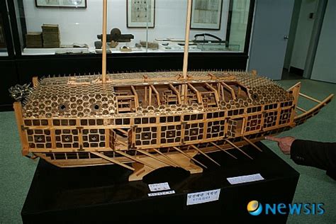 좌수영박물관 3층 구조 철갑 거북선 모형 전시