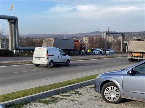 Камион без шофьор се заби в тръбите на бившия ТЕЦ на входа на Разград СНИМКИ Новини Разград