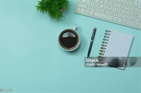 파란색 배경 및 복사 공간에 다른 공급 및 노트와 연필의 최고 보기는 텍스트를 삽입 합니다 개념에 대한 스톡 사진 및 기타 이미지 Istock