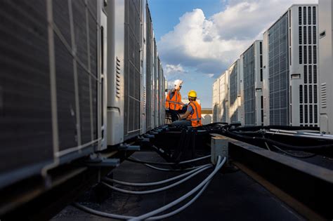 옥상에서 공기 상태 장치 검사 감독자 및 작업자가 공기 상태 시스템을 점검하고 휴대용 컴퓨터로 결과를 기록합니다 2명에 대한 스톡 사진 및 기타 이미지 Istock