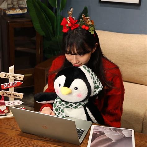 Peluche De Pingüino Kawaii Con Gorro Y Bufanda Navideños Bordados Yortoob