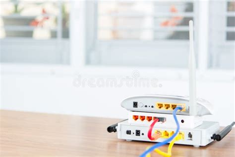 De Draadloze Het Netwerkhub Van De Modemrouter Met Kabel Verbindt Stock Afbeelding Image Of