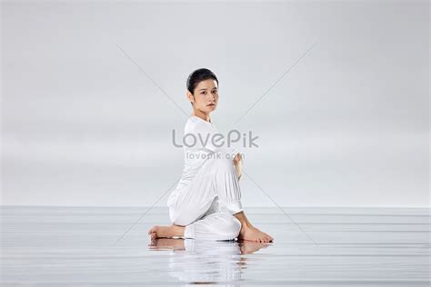 젠 물에 요가를 하 고 여자의 초상화 사진 무료 다운로드 Lovepik