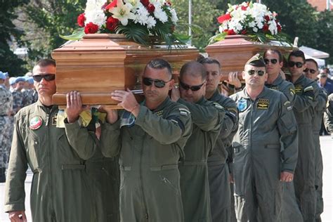 Военни плачат за загиналите пилоти Снимки