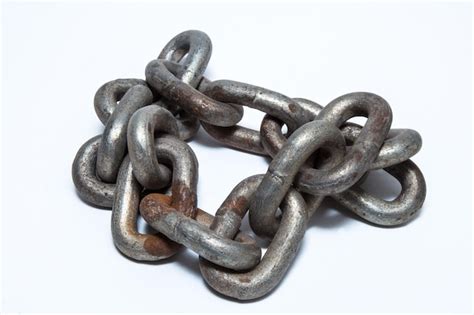 오래 된 철강 체인 흰색 배경에 격리 프리미엄 사진