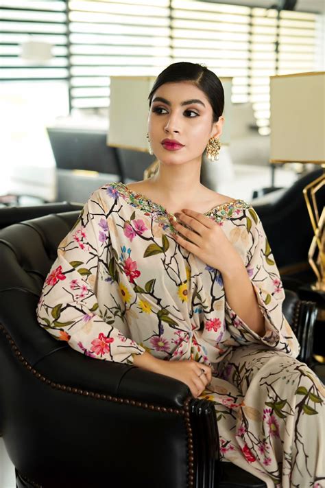 Zeenia Parizad Official