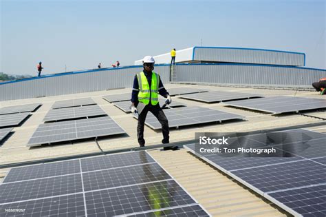 태양 전지 농장 발전소 옥상에서 태양 전지판 시스템을 점검하고 운영하는 노트북을 사용하는 엔지니어 및 기술자 전기 및 전력을위한