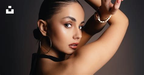 검은 드레스를 입은 여성이 사진을 찍기 위해 포즈를 취하고 있다 사진 Unsplash의 무료 스타일 이미지