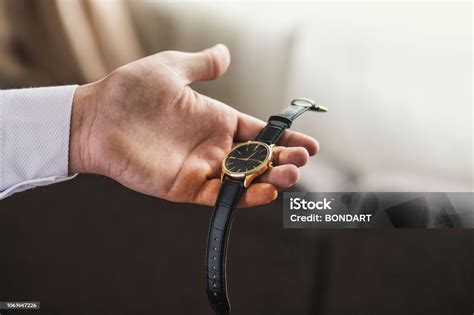 그의 손목 시계 남자 시계를 손에 넣어 신랑이 결혼식 전에 아침에 준비에 시간을 확인 하는 사업 경영자에 대한 스톡 사진 및 기타 이미지 Istock