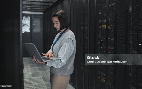 서버실 노트북 및 데이터 센터 관리 시스템 업데이트 및 사이버 보안을 위한 기술자 여성 아시아 전기 기술자 엔지니어링 또는