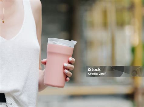 흐림 거리 배경으로 여자 손에서 커피 한잔 컵을 가진 여자 손 핑크 커피 컵을 들고 여성의 손의 이랑 복사 공간 개념에 대한 스톡 사진 및 기타 이미지 Istock