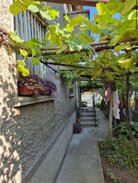 ПРОДАВА Къща в гр Горна Оряховица Двуетажна къща 102 кв м РЗП 170 кв м двор Къщи Вил