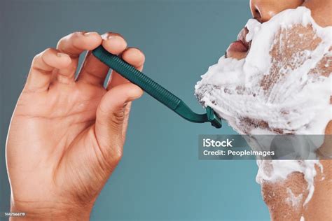면도 거품 면도기 및 스킨 케어 모형은 건강하고 깨끗하며 매끄러운 피부를 위해 얼굴을 닦는 남자와 함께합니다 피부과학을 위한