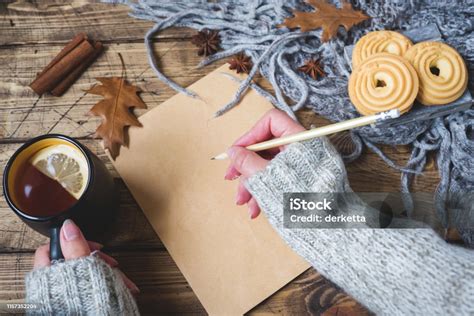 차 쿠키 스웨터 나무 배경에 나뭇잎 한 잔의 가을 정물 아늑한 가을의 개념 텍스트 양식 여성 손 들고 펜 10월에 대한 스톡 사진 및 기타 이미지 Istock